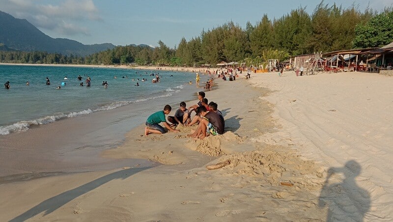 Pantai Lampuuk, Lokasi Surfing Terbaik Sambil Menatap Sunset Di Pasir ...