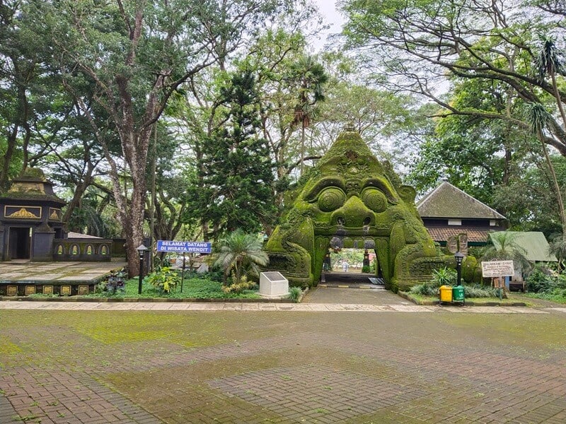 Taman Wisata Wendit, Kolam Pemandian Bersejarah Di Malang ...