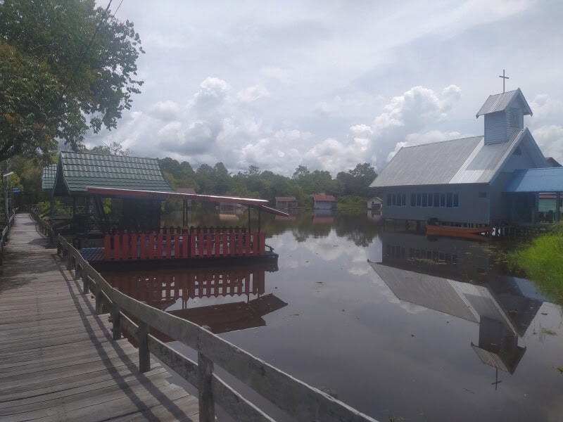 Wisata Danau Tahai, Rest Area Indah Dengan Air Merahnya ...