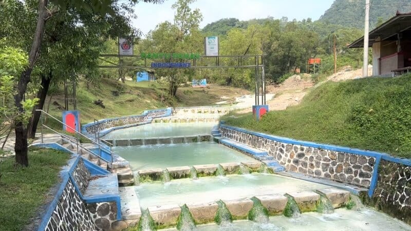 Banyu Panas Palimanan, Ketidaksengajaan Yang Berbuah Keindahan ...