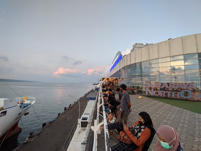Surabaya North Quay, Sunset Point View Dengan Hiasan Laut Biru