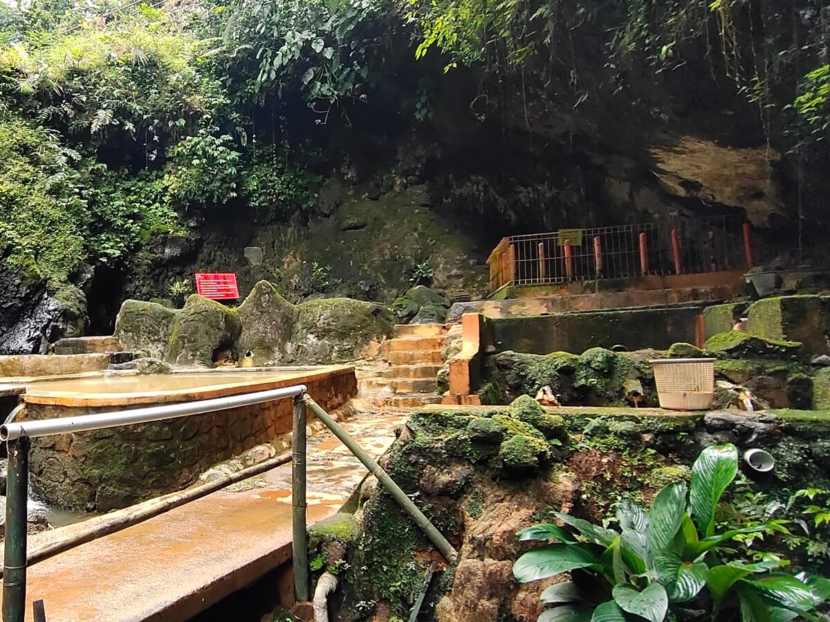 Pancuran Telu Baturraden, Berendam Air Panas di Kaki Gunung Slamet ...