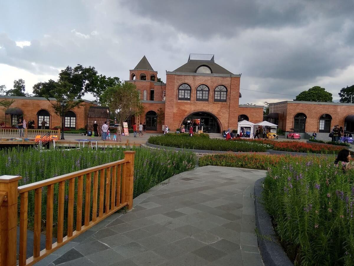 The Village Purwokerto, Wahana Liburan Lengkap Ala Eropa ...