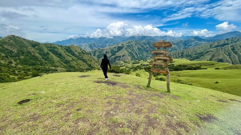 Tebing Romantis, Savana Cantik dan Bukit Teletubies Di Tana Toraja ...