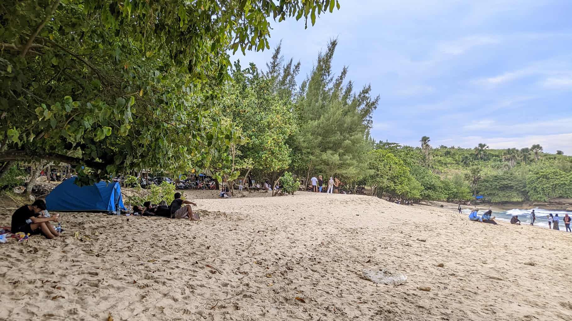 Hamparan Pasir Putih dan Sunset Menawan di Pantai Coro Tulungagung ...
