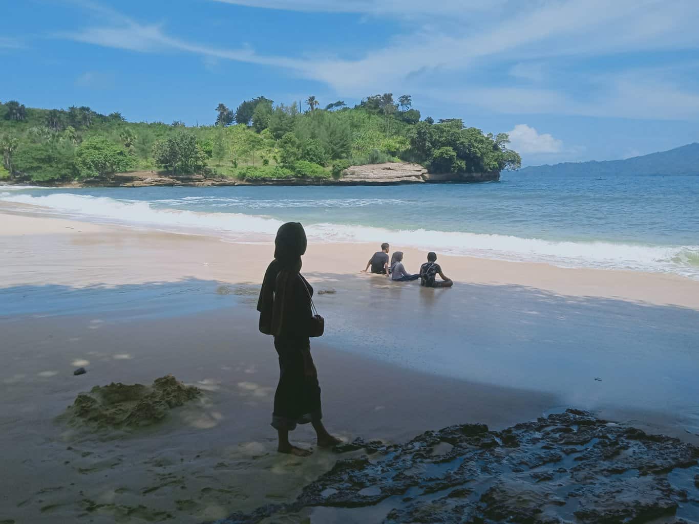 Hamparan Pasir Putih dan Sunset Menawan di Pantai Coro Tulungagung ...