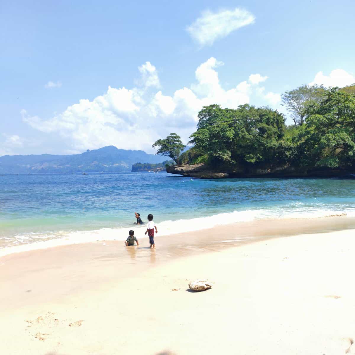 Hamparan Pasir Putih dan Sunset Menawan di Pantai Coro Tulungagung ...
