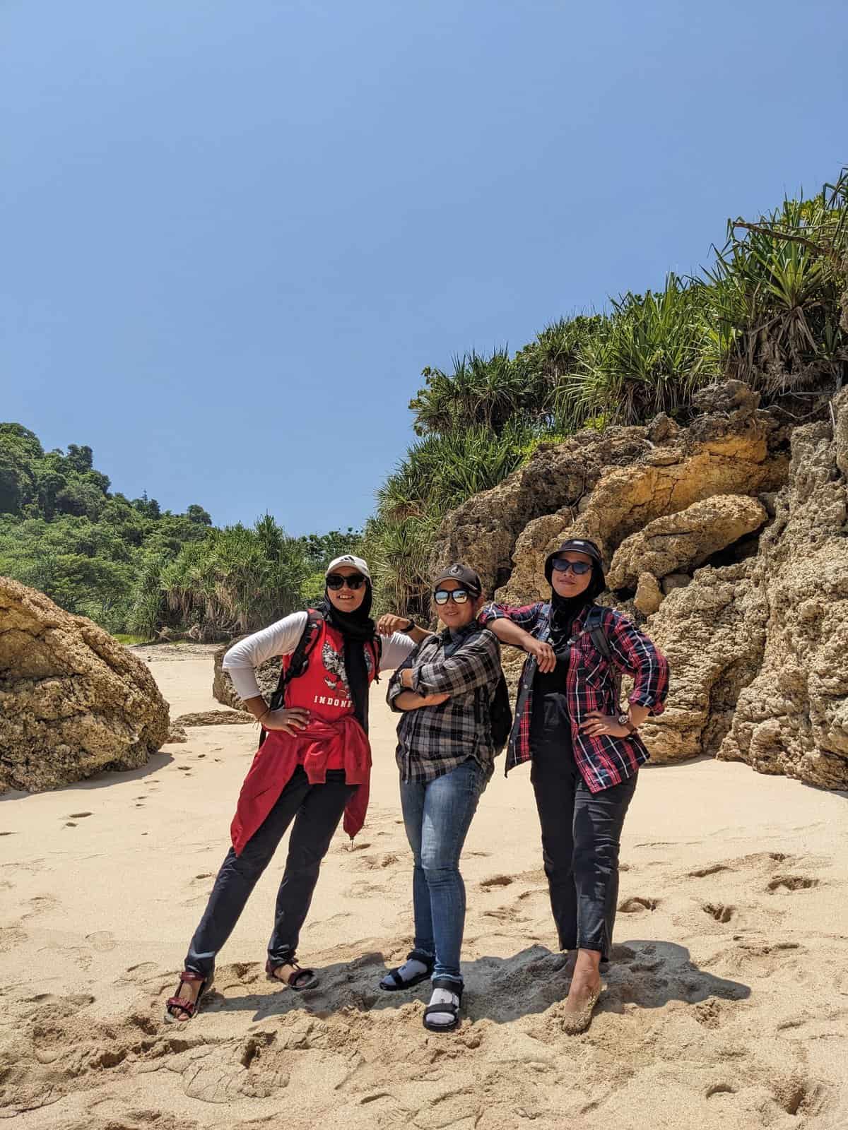 Pemandangan Ombak Memecah Tebing di Pantai Pathok Gebang Tulungagung ...