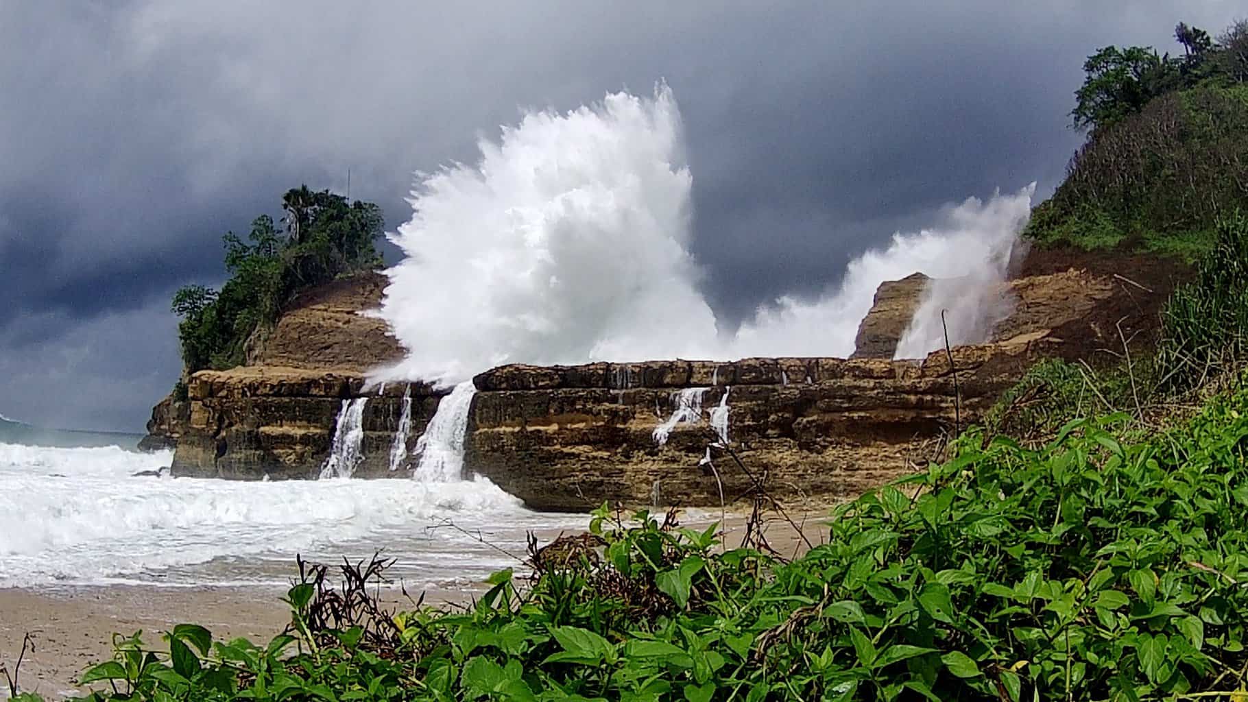 Pemandangan Ombak Memecah Tebing di Pantai Pathok Gebang Tulungagung ...