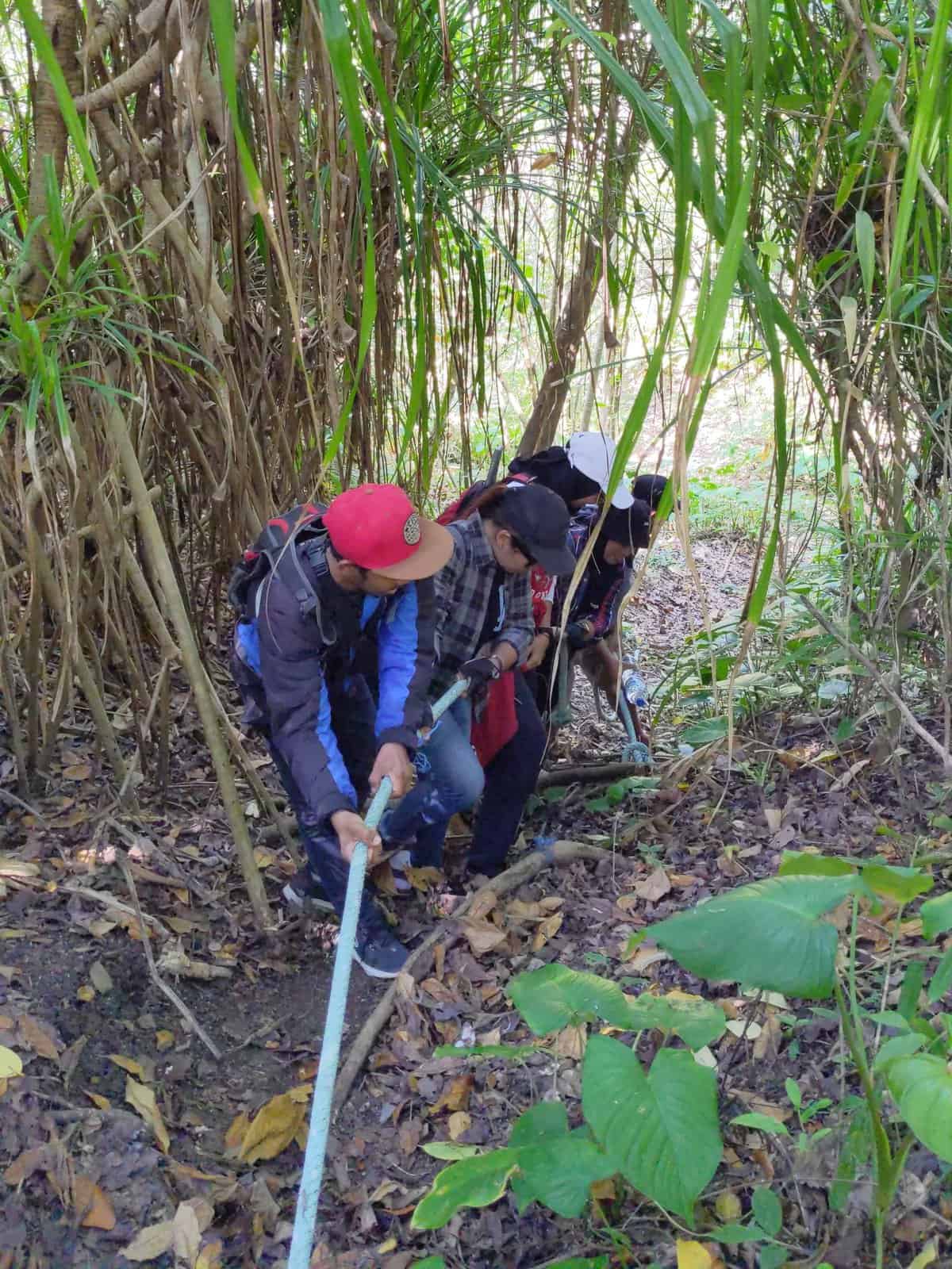 Pemandangan Ombak Memecah Tebing di Pantai Pathok Gebang Tulungagung ...