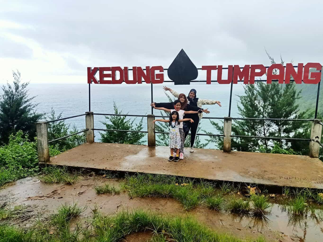 Pantai Kedung Tumpang Tulungagung, Keindahan Alami Batuan Karang dan ...