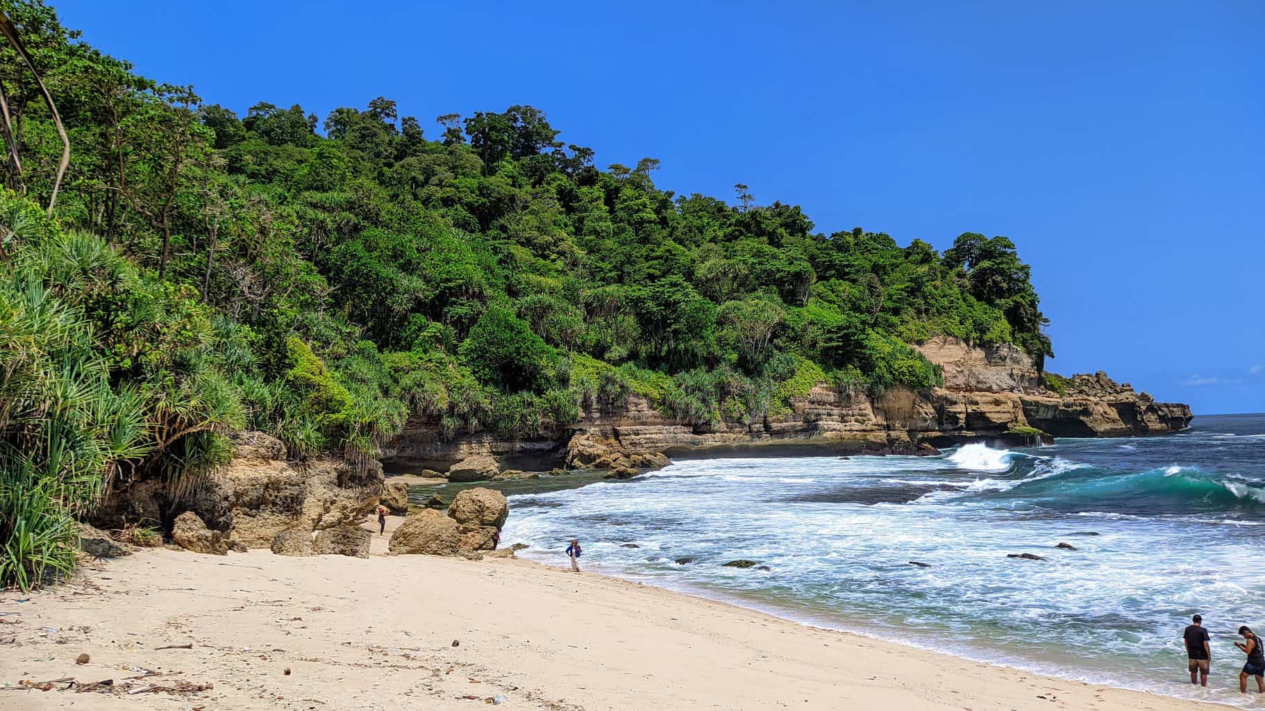 Pemandangan Ombak Memecah Tebing di Pantai Pathok Gebang Tulungagung ...