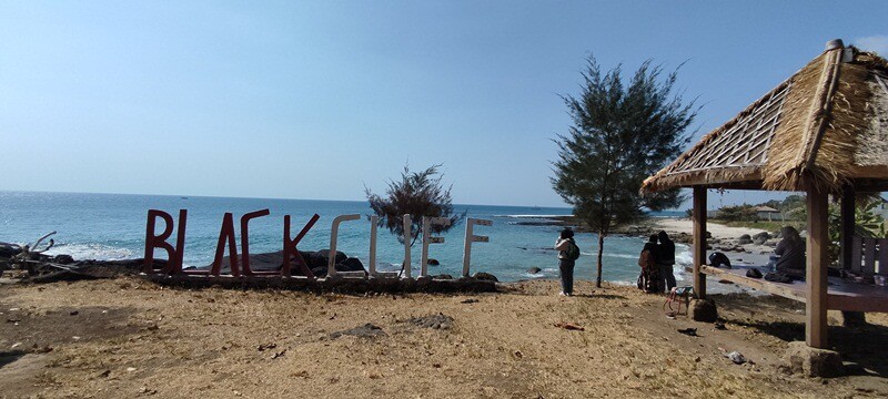 Pantai Batu Hideung Pandeglang, Intip Keunikannya Yuk ...