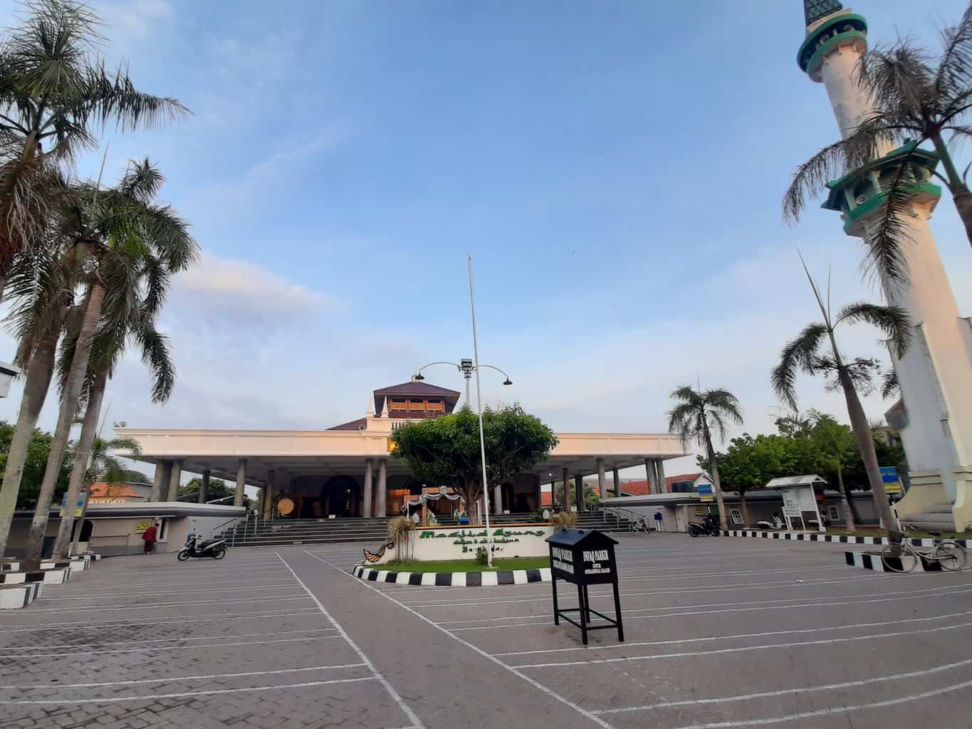 Masjid Agung Bangkalan, Salah Satu Masjid Terbesar dan Tertua di ...
