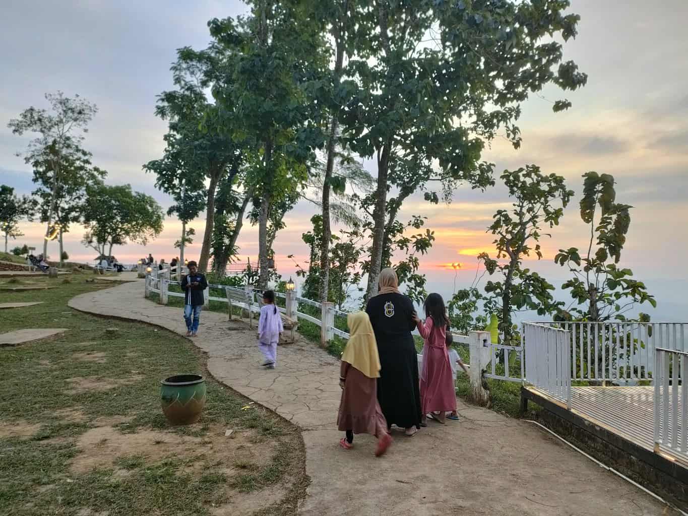 Puncak Ratu, Wisata Alam Perbukitan Menawan di Pamekasan ...