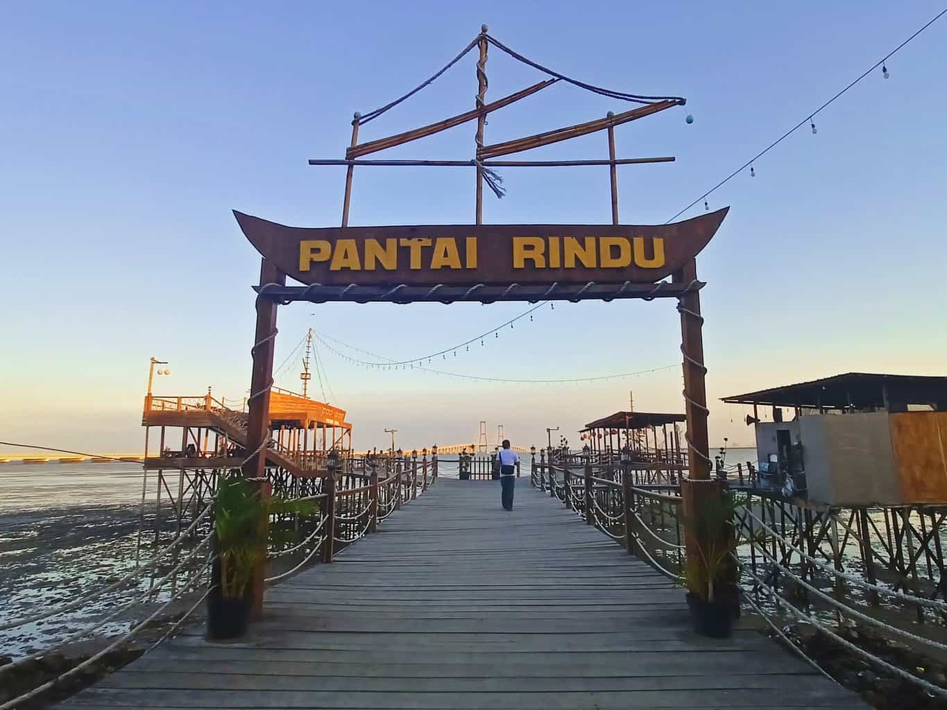 Ada Pantai Rindu di Tepi Laut Madura, Pemandangannya Bisa Bikin Rindu ...