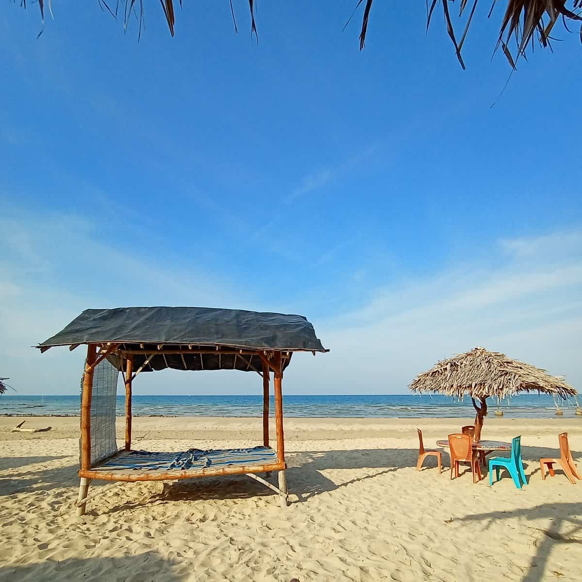 Primadona Wisata Pantai Pasir Putih Tlangoh di Bangkalan ...