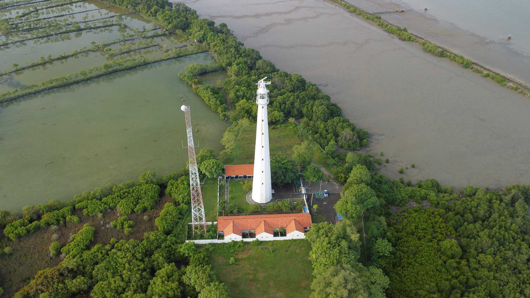 Mercusuar Sembilangan, Wisata Alam Bersejarah di Bangkalan ...
