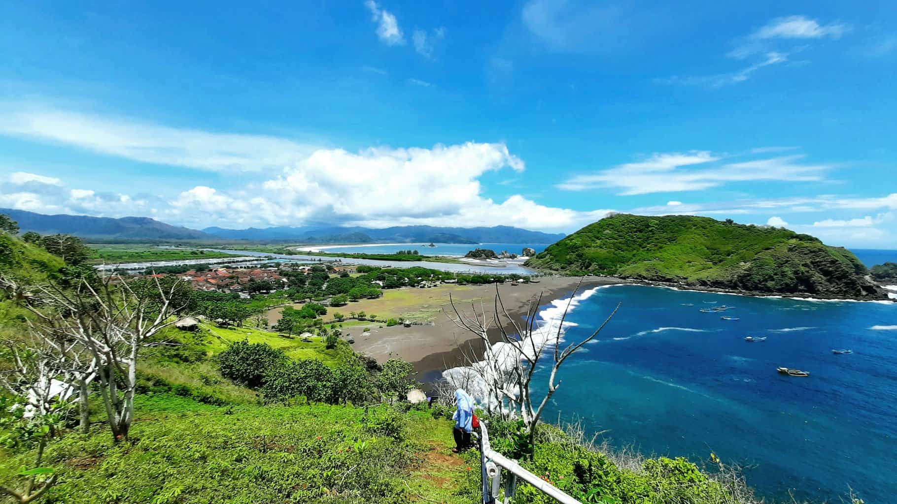 Pemandangan Laut Biru dan Sunset Menawan di Bukit Samboja Jember ...