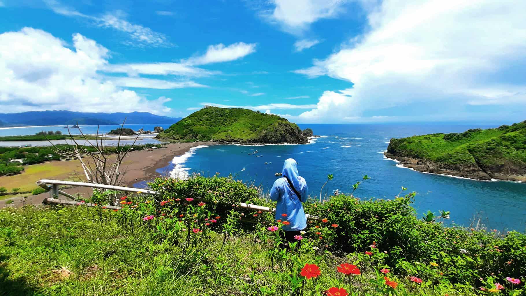 Pemandangan Laut Biru dan Sunset Menawan di Bukit Samboja Jember ...