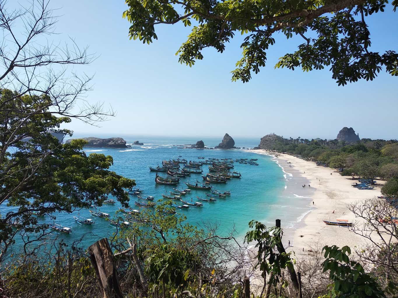 Pantai Watu Ulo, Wisata Pantai Eksotis di Pesisir Selatan Jawa Timur ...