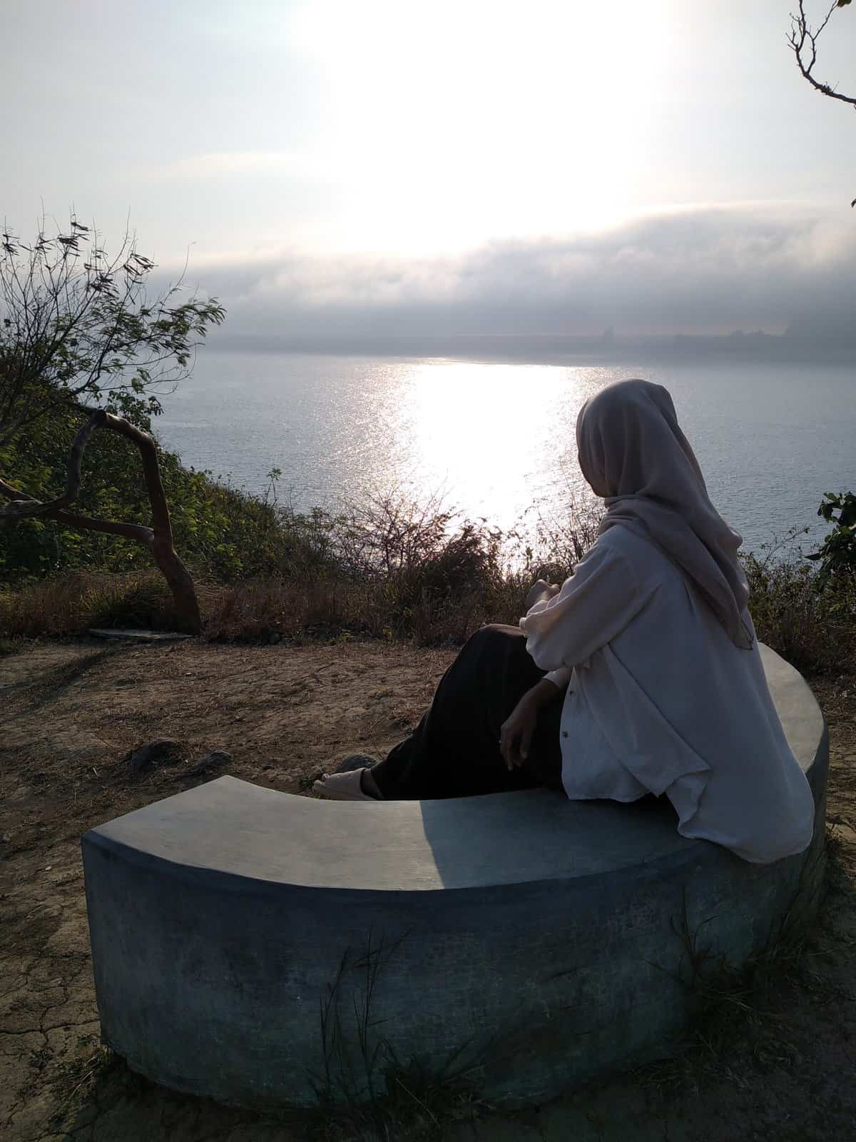 Pemandangan Laut Biru dan Sunset Menawan di Bukit Samboja Jember ...