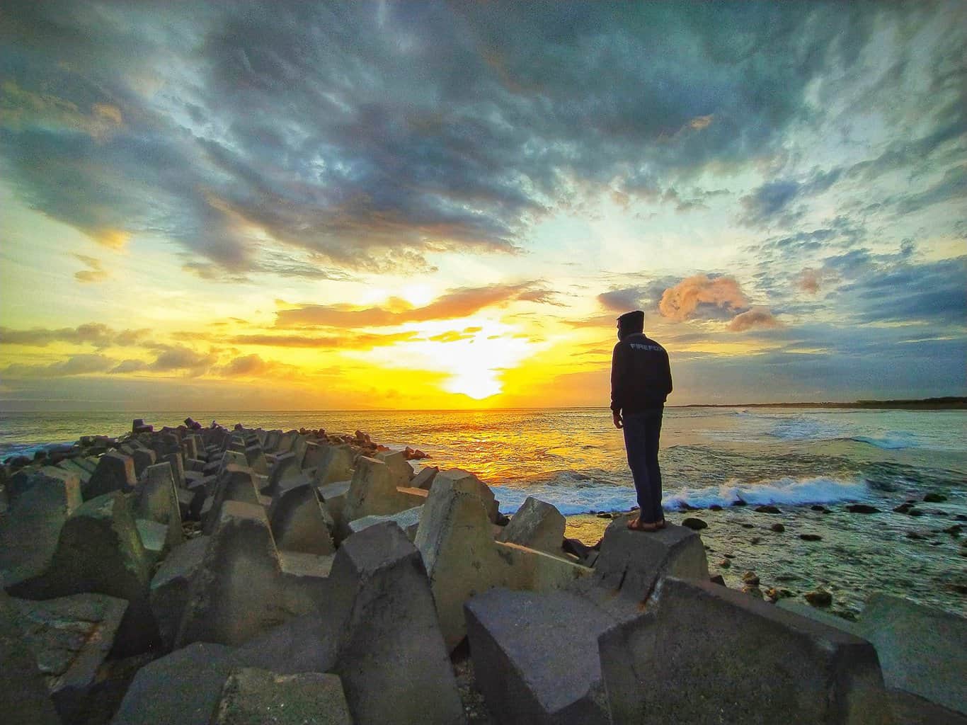Sunset Menawan dan Spot Memancing di Pantai Pancer Puger Jember ...