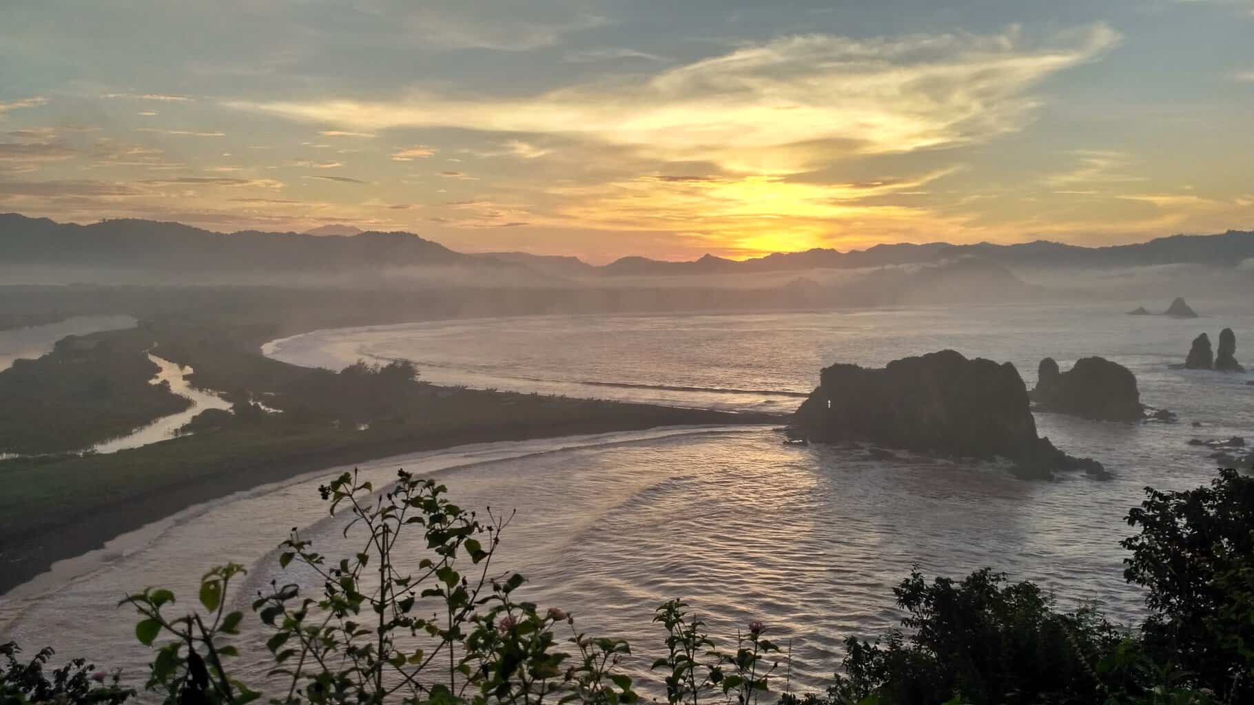 Teluk Love di Jember, Wisata Teluk Berbentuk Hati dengan Pemandangan ...