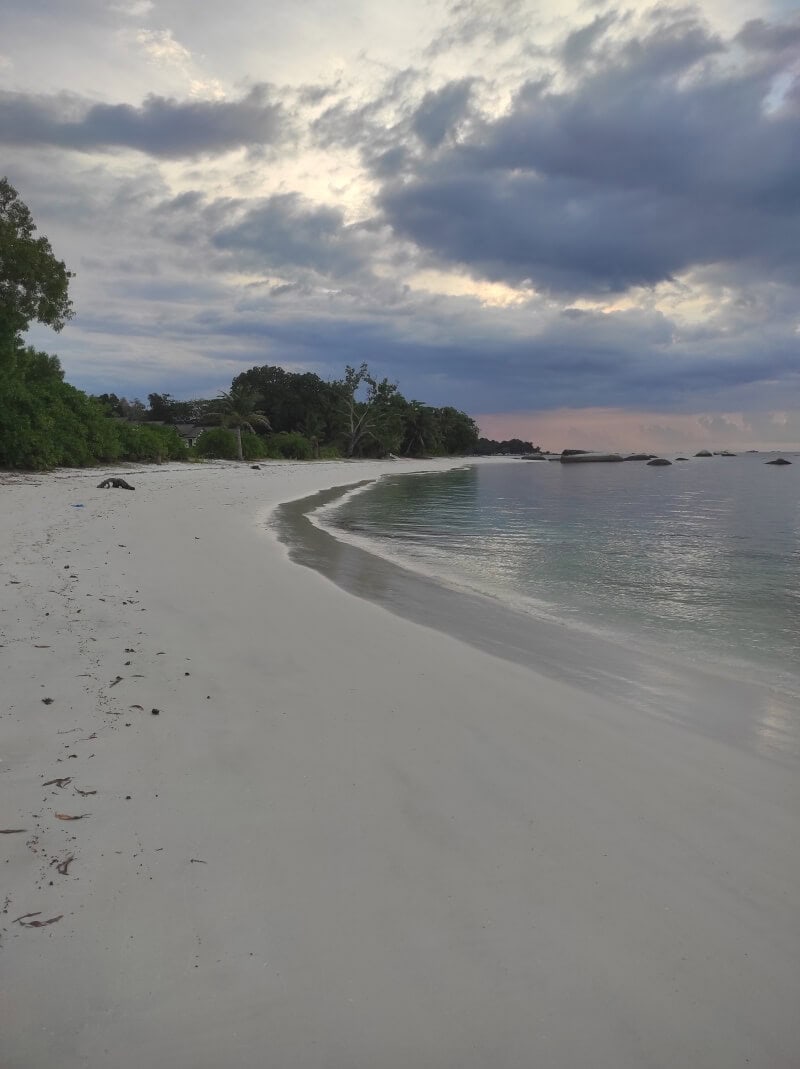 Pantai Tanjung Kelayang, Titik Awal Island Hopping di Pulau Belitung – NativeIndonesia.com