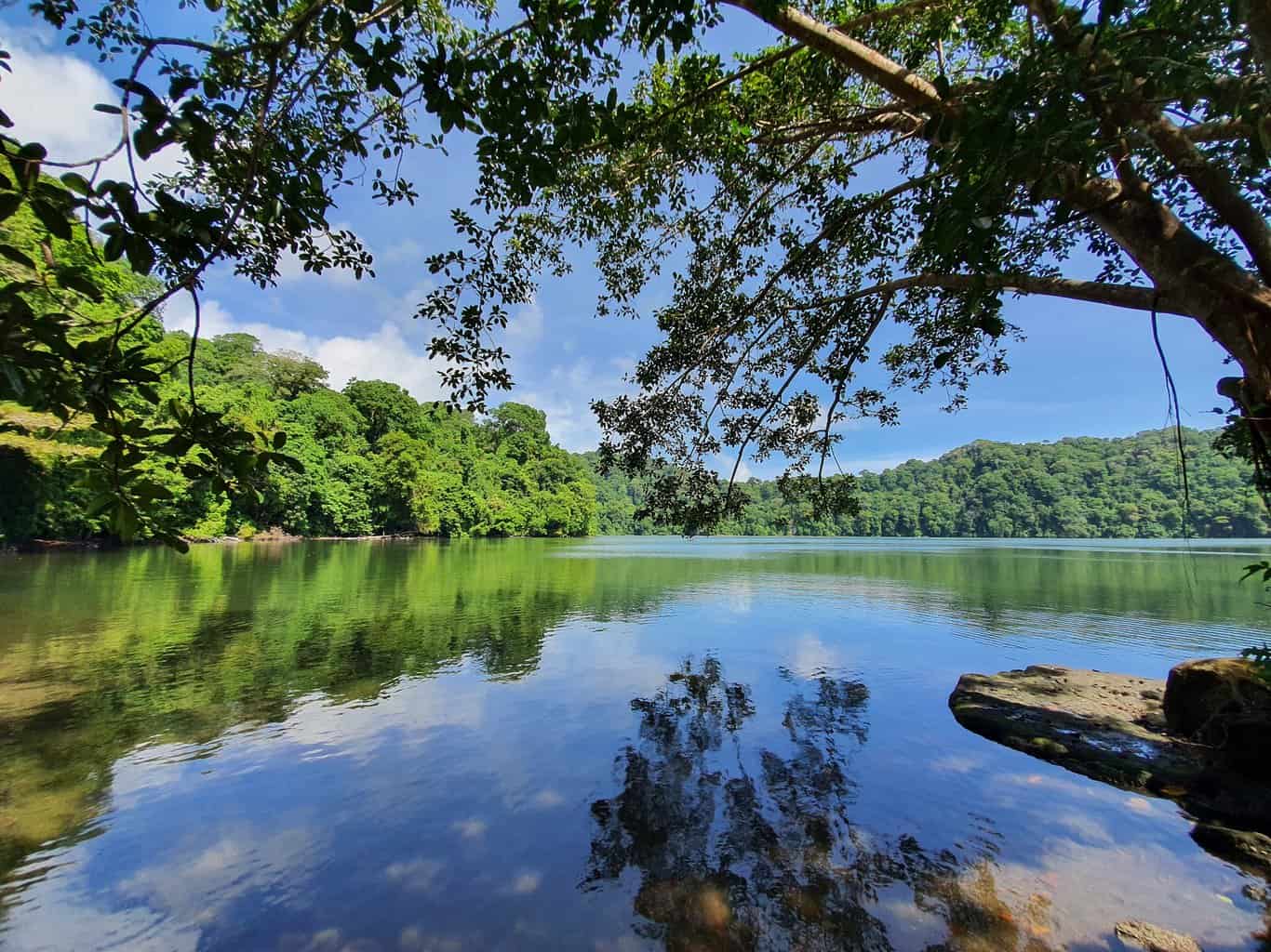 Danau Kastoba, Panorama Eksotis di Tengah Hutan Pulau Bawean Gresik ...