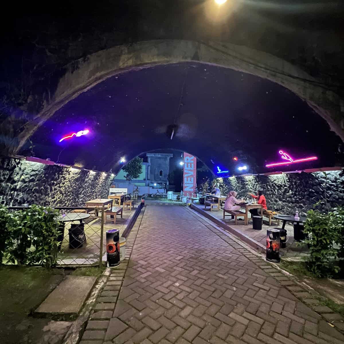 Tempat Nongkrong Asyik dan Unik di Kafe Kolong Jember – NativeIndonesia.com