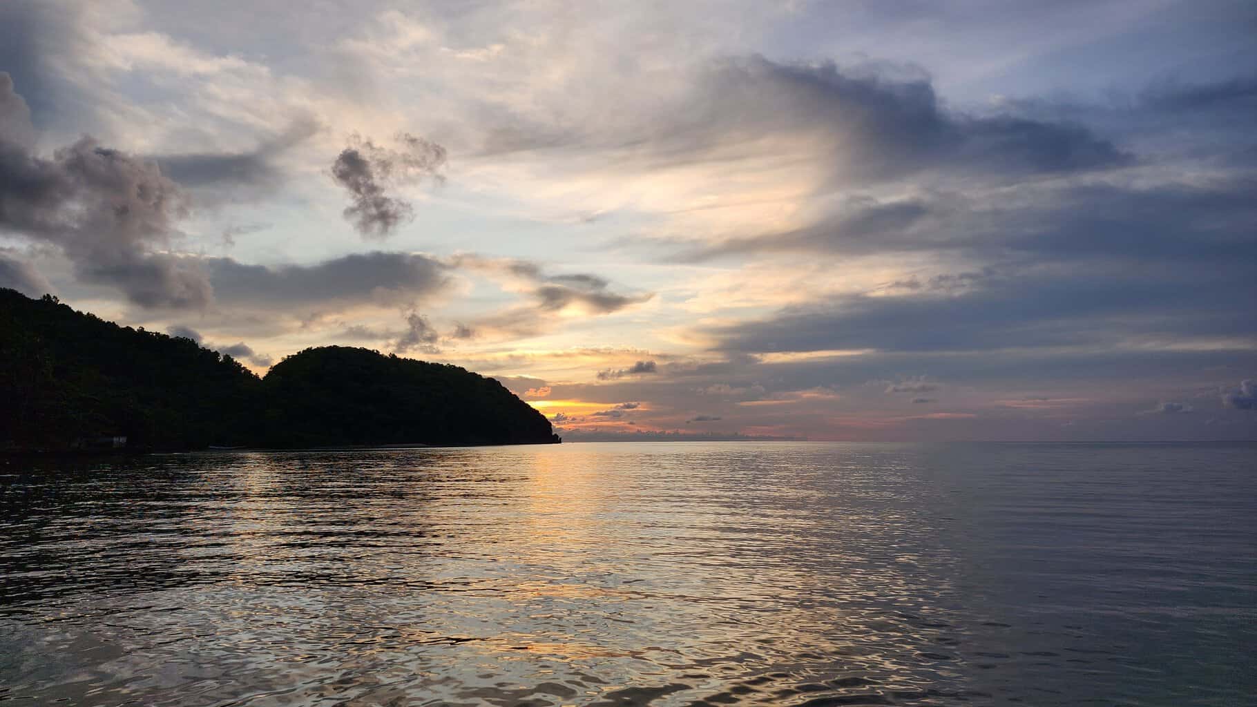 Pesona Keindahan Pantai Selayar, Wisata Tersembunyi di Pulau Bawean ...
