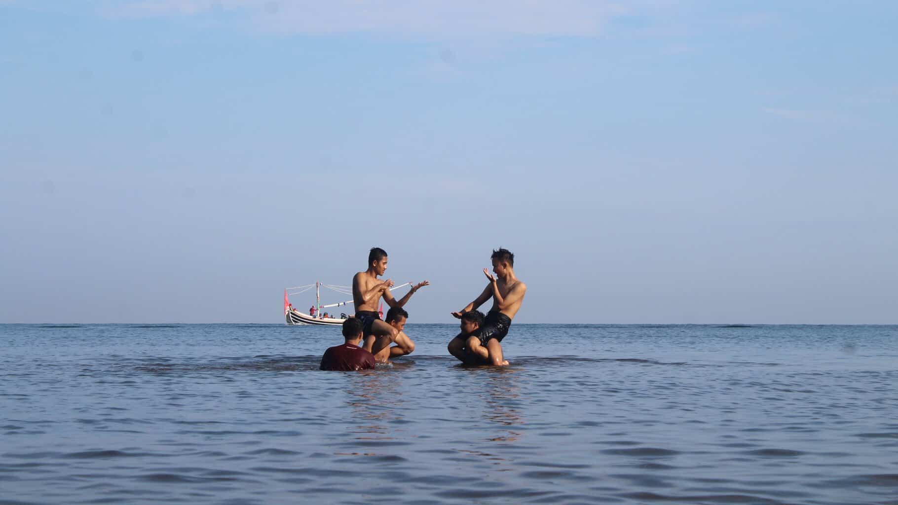 Pemandangan Asri dan Suasana Santai di Pantai Firdaus Banongan ...