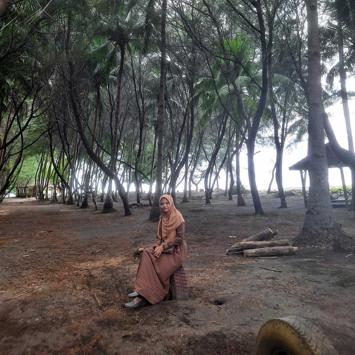 Pemandangan Asri dan Suasana Santai di Pantai Firdaus Banongan ...