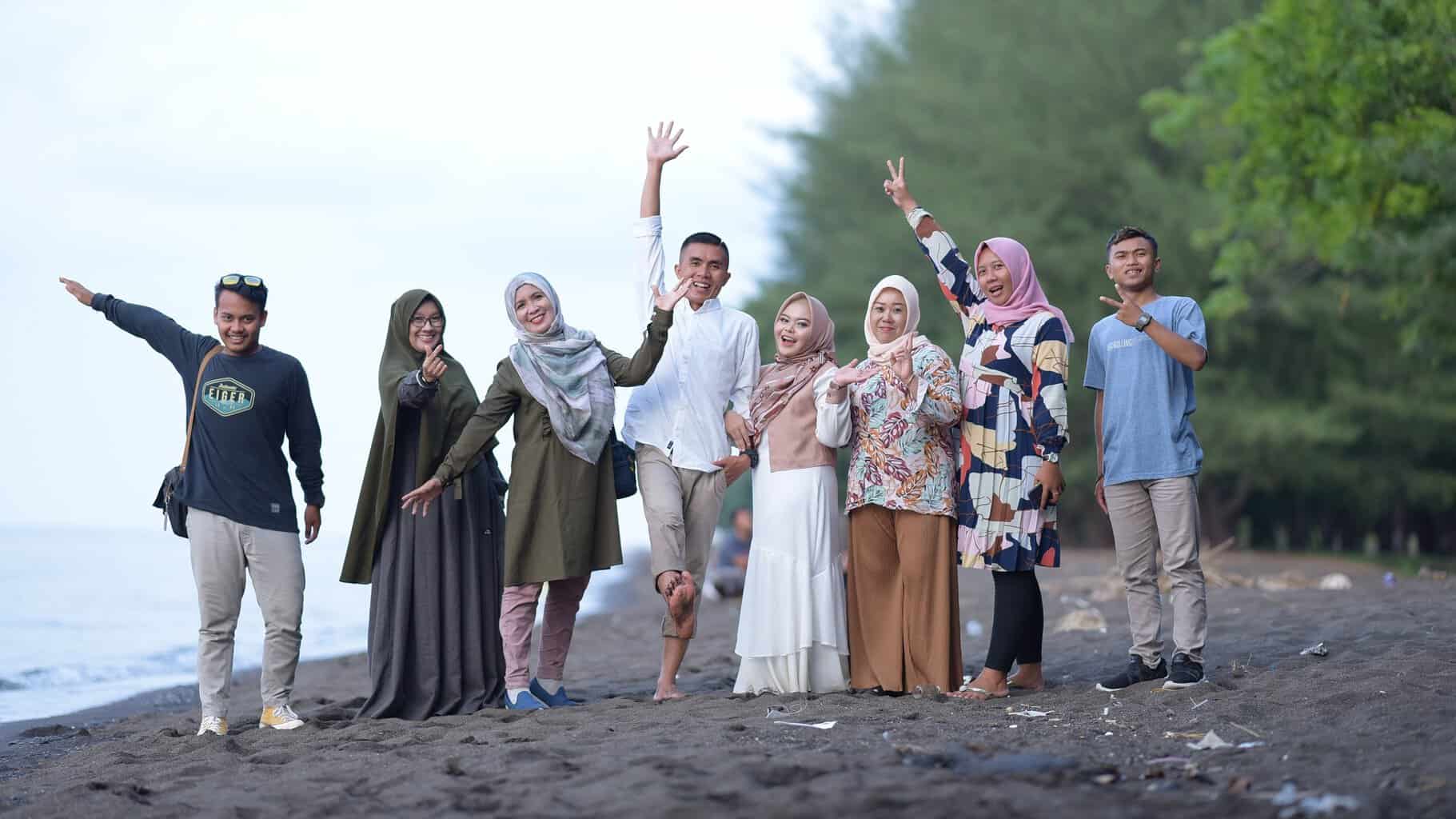 Pemandangan Asri dan Suasana Santai di Pantai Firdaus Banongan ...