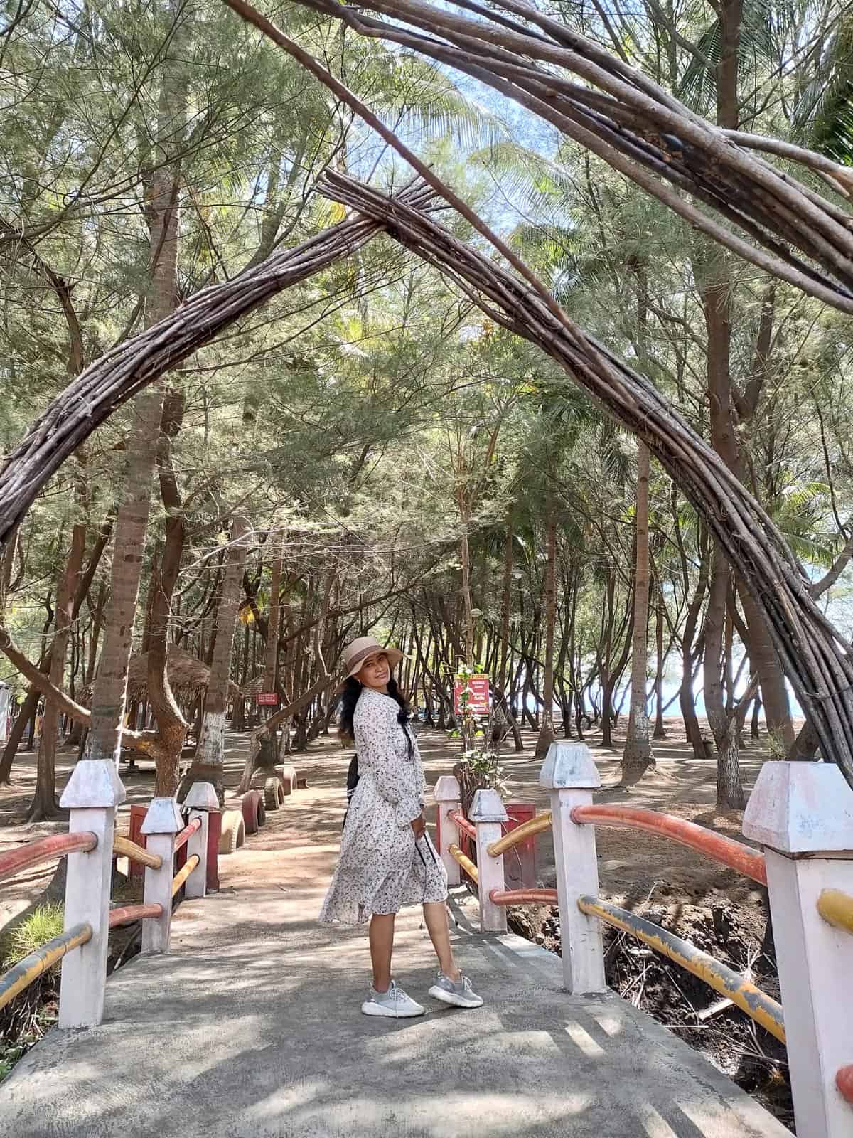 Pemandangan Asri dan Suasana Santai di Pantai Firdaus Banongan ...