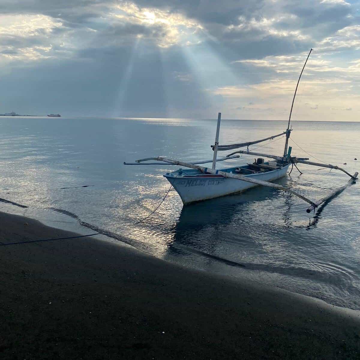 Pemandangan Asri dan Suasana Santai di Pantai Firdaus Banongan ...