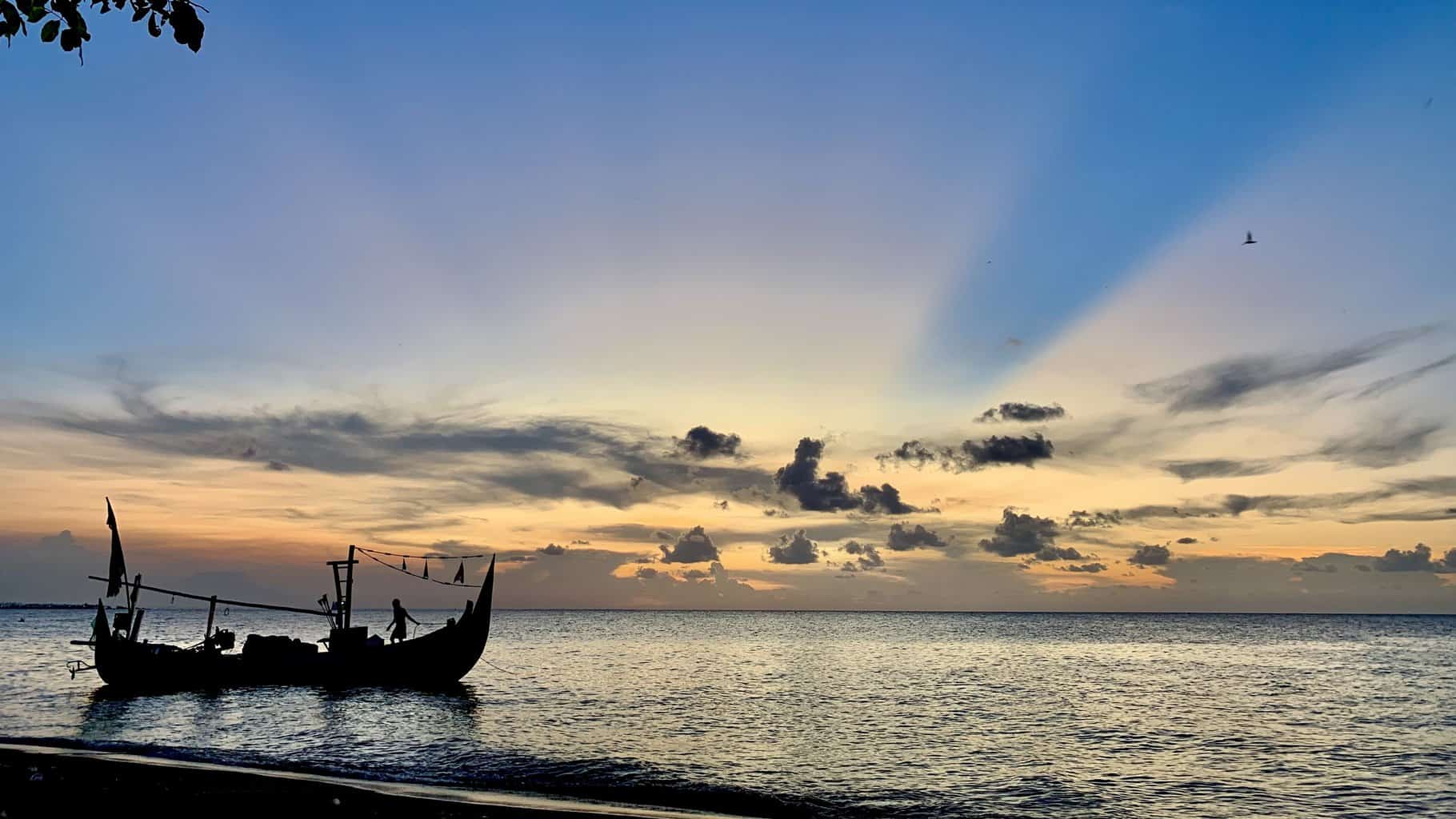 Pemandangan Asri dan Suasana Santai di Pantai Firdaus Banongan ...