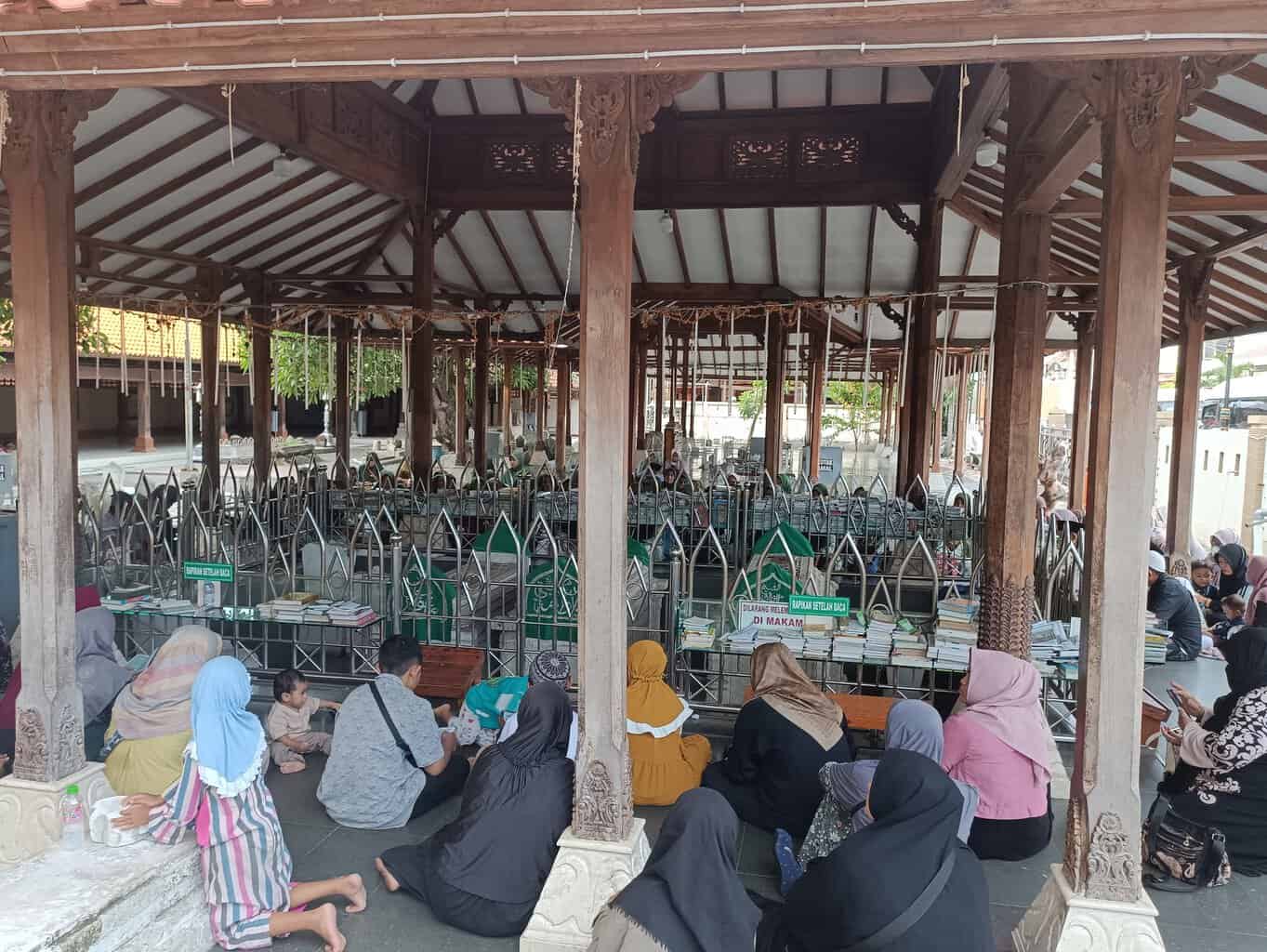 Wisata Religi Makam Sunan Gresik (Maulana Malik Ibrahim) di Gresik Jawa ...