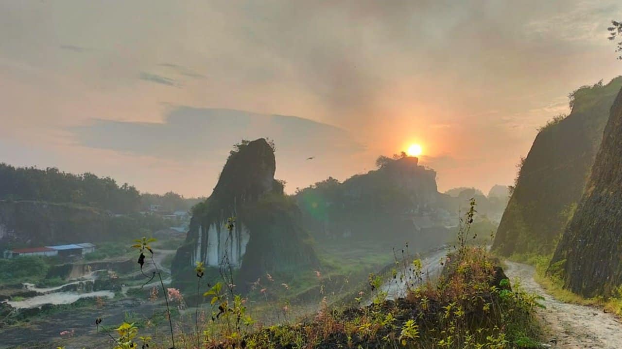 Gunung Pegat Lamongan, Destinasi Bersejarah dengan Pesona Alam Indah ...