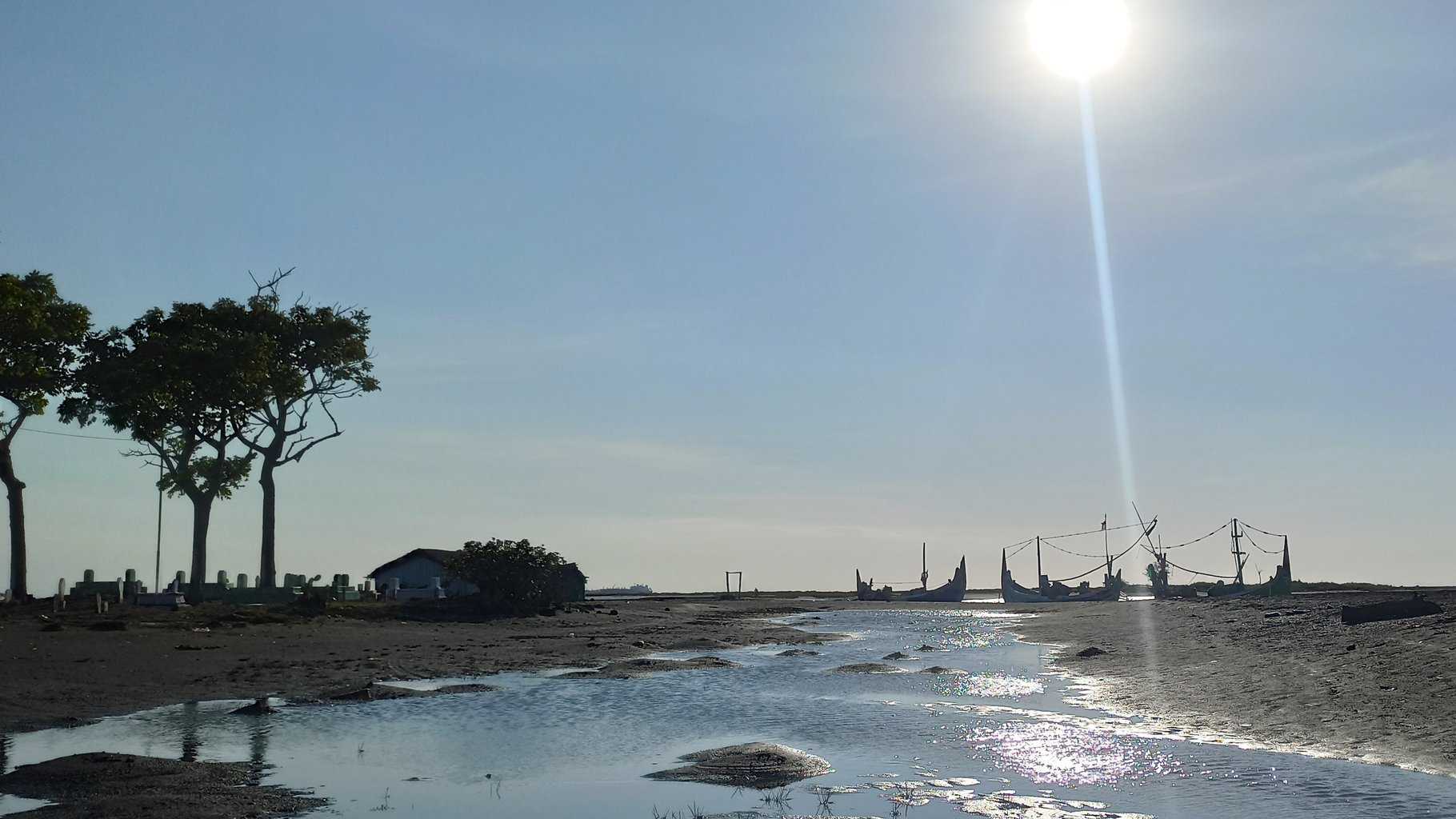 Pasir Hitam Menawan dan Pemandangan Indah di Pantai Tangsi Situbondo ...