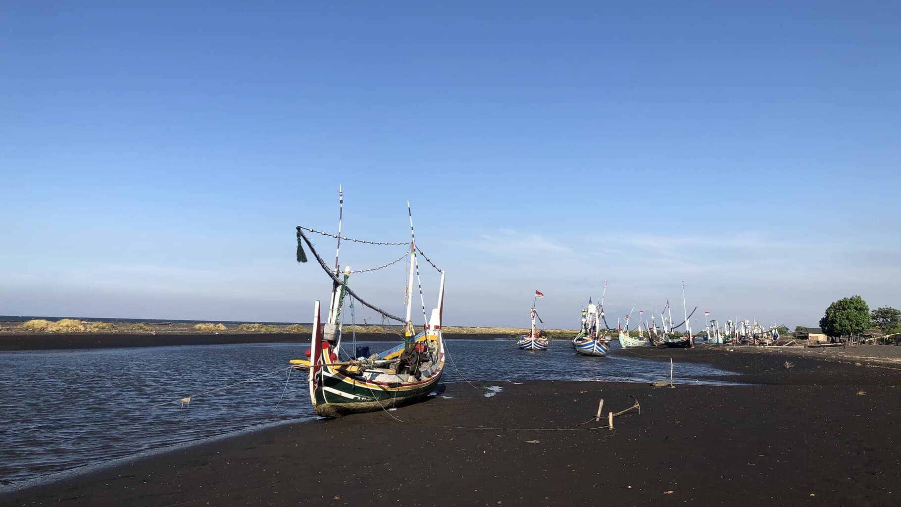 Pasir Hitam Menawan dan Pemandangan Indah di Pantai Tangsi Situbondo ...