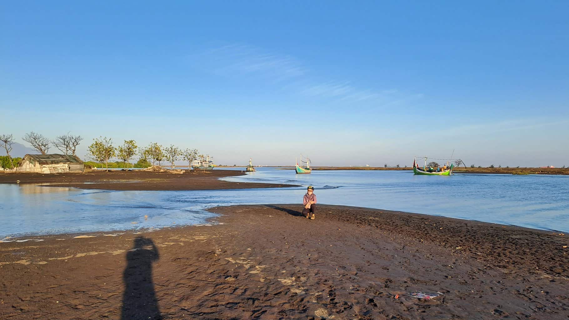 Pasir Hitam Menawan dan Pemandangan Indah di Pantai Tangsi Situbondo ...