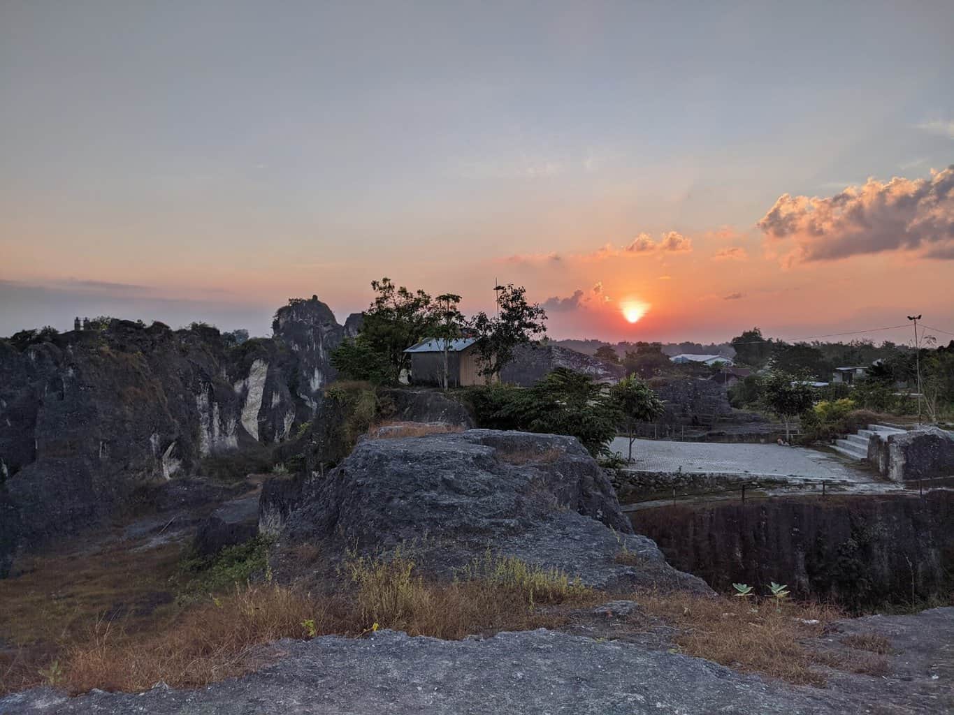 Gunung Pegat Lamongan, Destinasi Bersejarah dengan Pesona Alam Indah ...